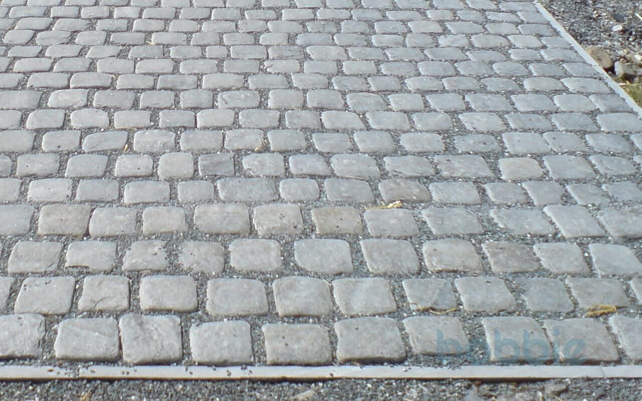 Natursteinwerk Theuma Pflaster "rustikal / geknackt (stark getrommelt ...