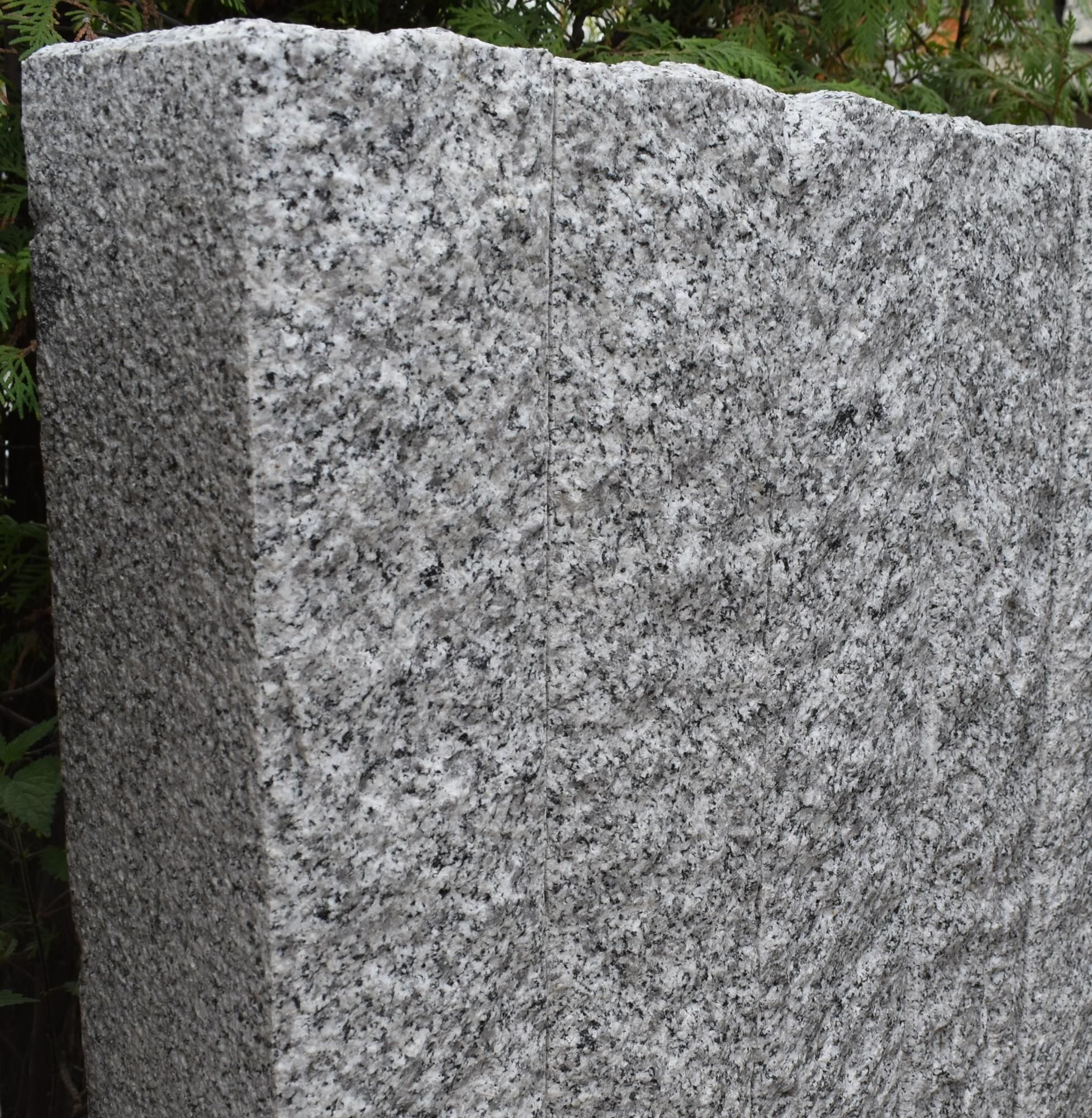 Granit DUO-Palisaden, grau, 12x12 cm, 2 Seiten gestockt, Rest gespitzt